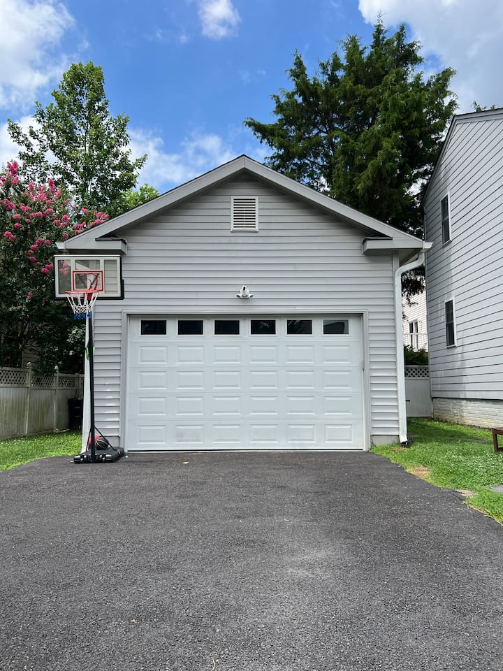 The Cozy Corner Arlington | 3 Bedroom | Peaceful - Arlington, VA