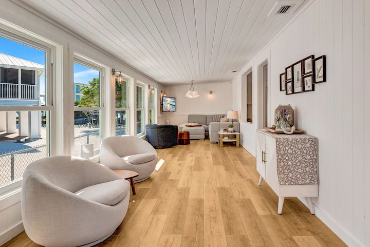 Dock, Dine & Unwind – Coastal Vibes Await - Manasota Key