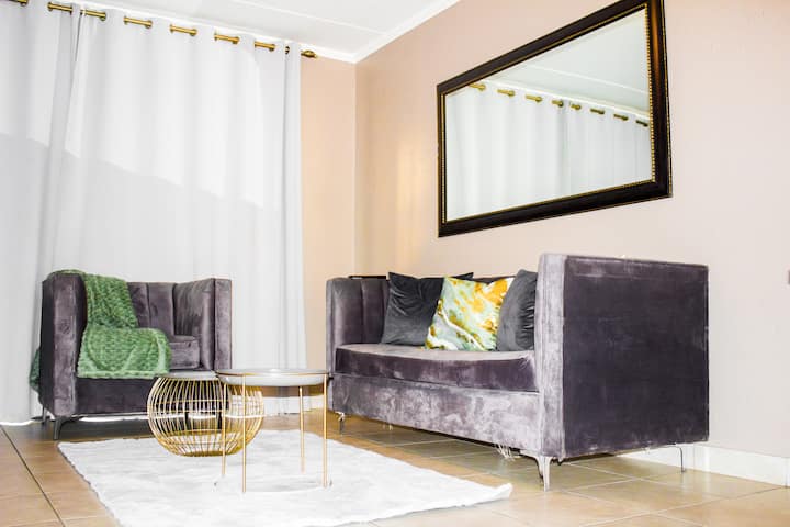 Modern Fourways Apartment Pool & Fast Wi-fi - Sandton