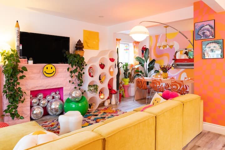 Viral Candy Coloured Dreamhouse - Hamilton, ON, Canada