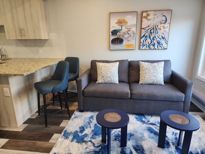 Private Walkout Suite - Easy Hwy Access + Parking - Airdrie