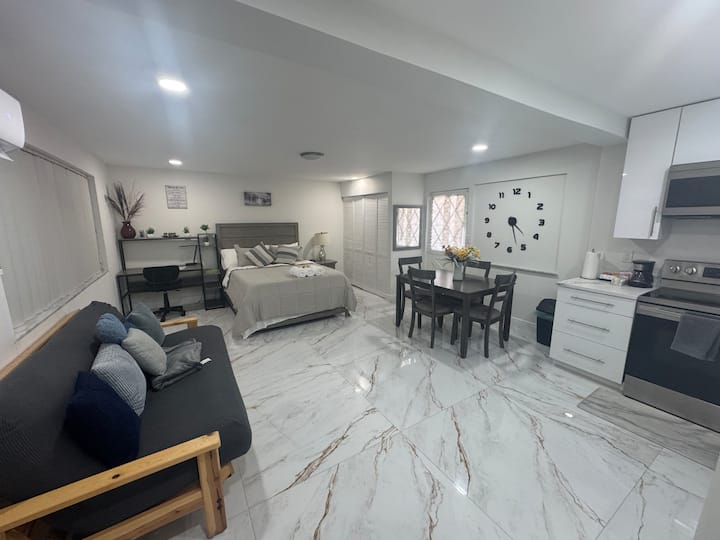 Spacious Studio W/ 2 Beds–near Hard Rock & Beaches - Pembroke Pines, FL