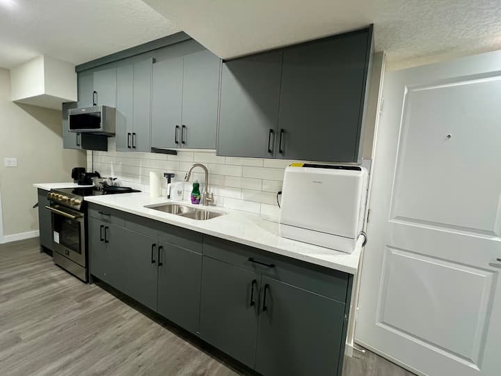 Nw Calgary Legal Suite Complete Private Entry/heat - Airdrie