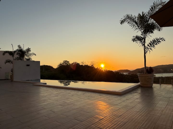 Modern Hillside House In Zihuatanejo - Zihuatanejo