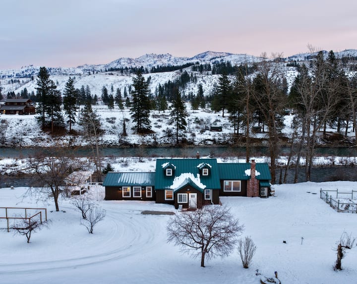 Methow Riverfront Retreat - Twisp, WA