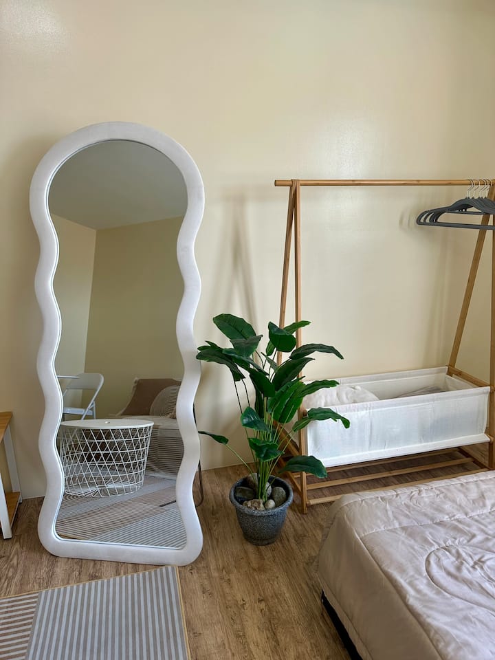 Chic Minimalist Studio + Parking Slot - Las Piñas