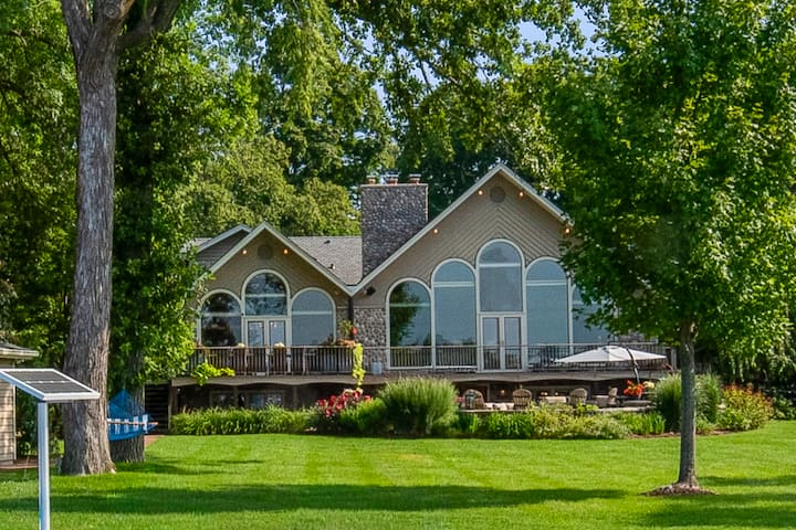 Luxury 8-br Lake Home With Pool - Oconomowoc, WI