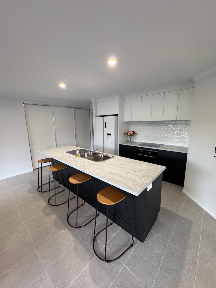 Modern Family 3 Bedroom Home In Lavington - Albury–Wodonga