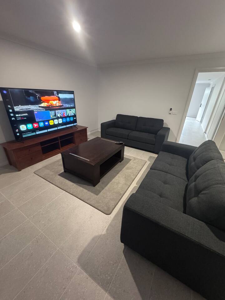 Modern Family 3 Bedroom Home In Lavington - Albury