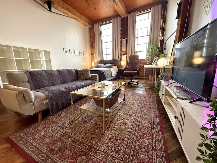 Downtown: River’s Edge Industrial Loft - Detroit