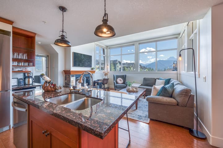 Mountain Views Corner Suite | Hot Tub, Pool & Spa - Canmore