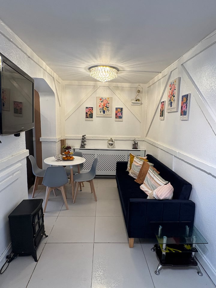 Modern  House -Contractors And  Family  Sleep 8 - Woolwich