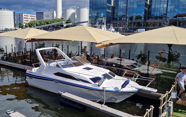 Två Hus En Amerikansk Motorbåt - Norrtälje