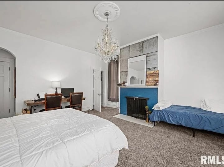 Charming 1 Bedroom Apartment In Historic Mansion - Davenport, IA
