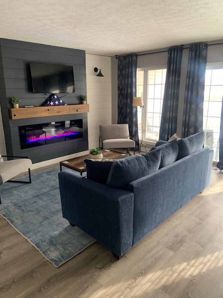 House - Sleeps 8 - Near Walsh Univ, Hof, & Diebold - Canton, OH