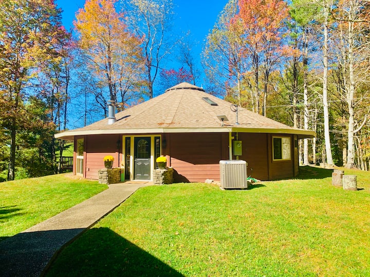 Round House Hilltop Retreat-privacy/chickens/views - Winterplace Ski Resort, WV