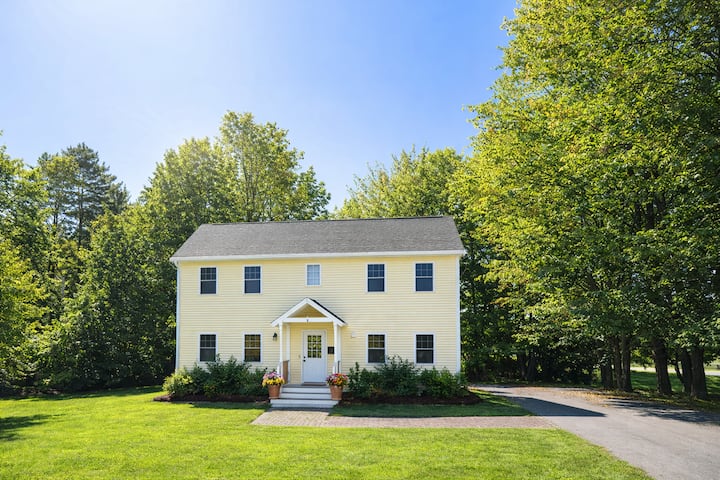 Lush Coastal Downtown Home | Beaches + Shopping - Freeport