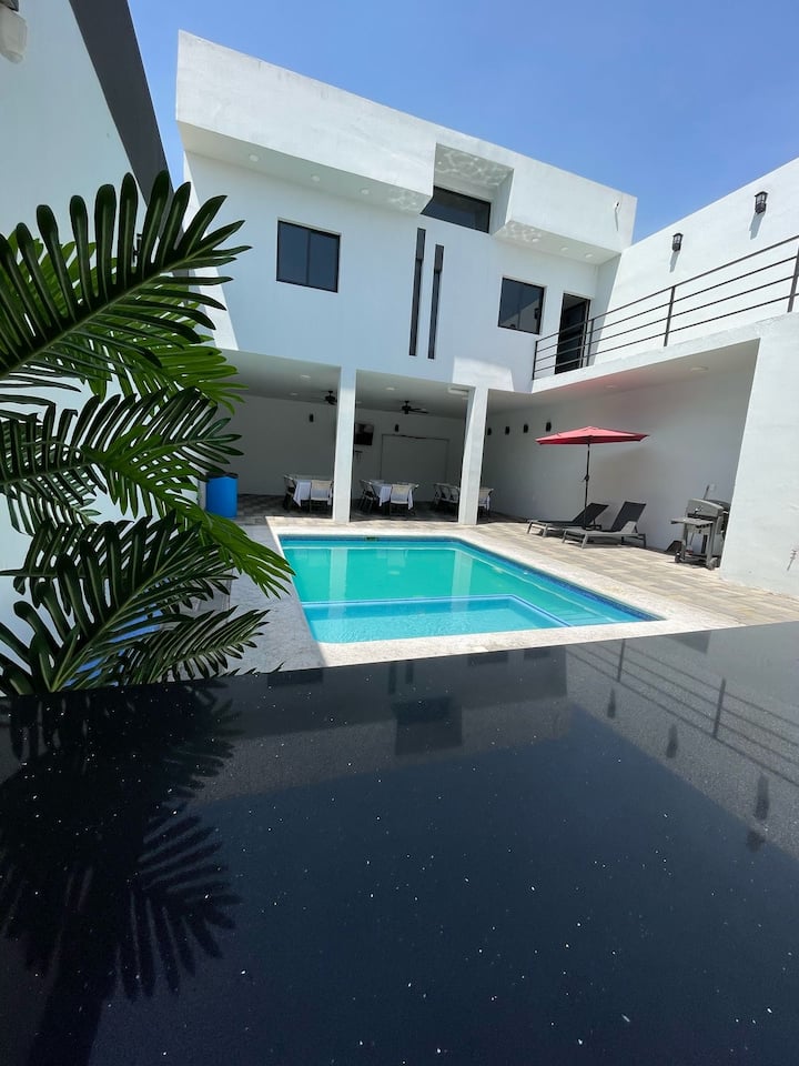 Casa Muy Grande Moderna - Tonalá
