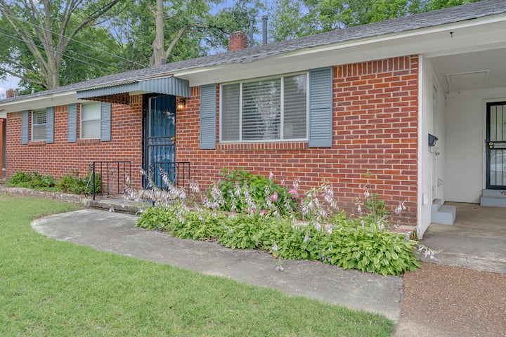 Charming Home Near It All - Memphis, TN