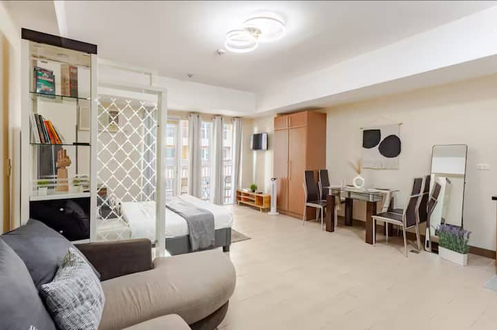 Classy Venice | Balcony, Pool, Pet Friendly, Wifi - Taguig