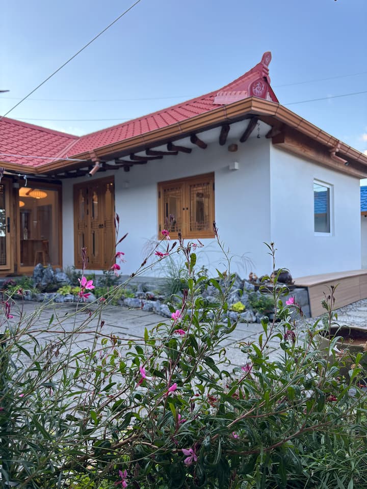 한옥스테이 '산하소소(山下笑笑)', 고요한 산 아래, 미소처럼 피어나는 쉼 - Daejeon