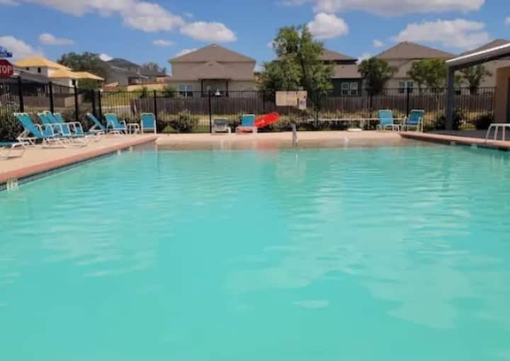 Quiet Neighborhood With Pool 1 Block Away - Luckey Ranch – San Antonio