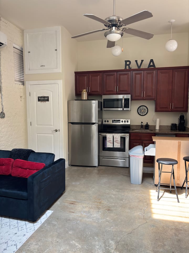 Stylish Speakeasy Downtown Richmond Bnb - Richmond, VA