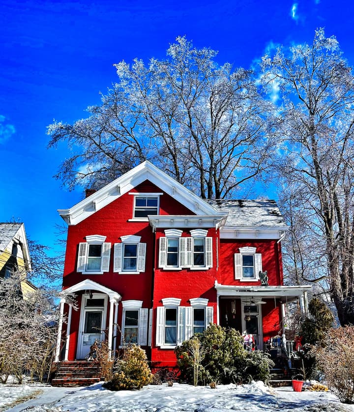 The Theadora | Whimsical & Walkable Victorian - 킹스턴