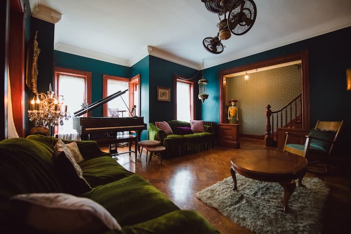 The Theadora | Whimsical & Walkable Victorian - 金斯頓