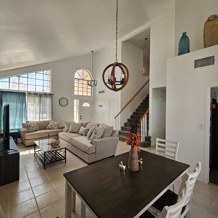 Spacious Family Retreat W/ Game Room, Pool & Bbq! - North Las Vegas, NV