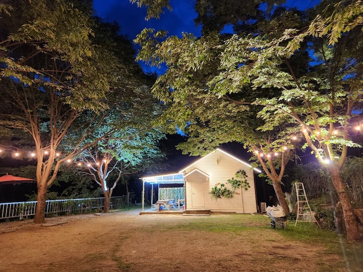 쉼,11(단체)펜션전용계곡과평상,편백나무원적외선찜질방.계곡까지5초.발목부터가슴까지다양한수위 - 가평군