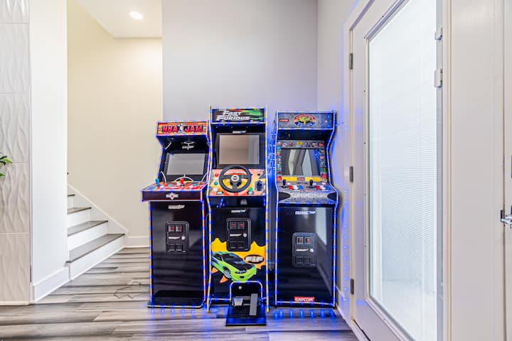 Large Dallas Retreat W/game Room & Spa 3 & 5 - Dallas, TX