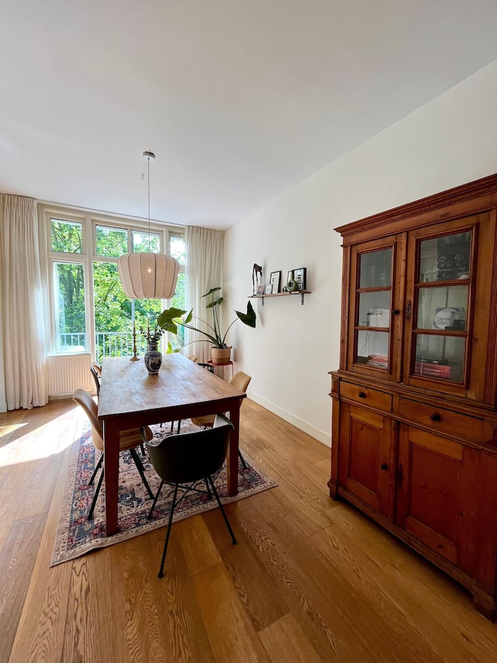 Retro-chic, Spacious Apartment In Plantage Quarter - Ámsterdam