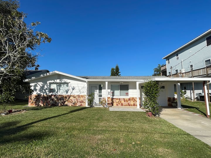 Canalfront Cozy Cottage - Hudson, FL