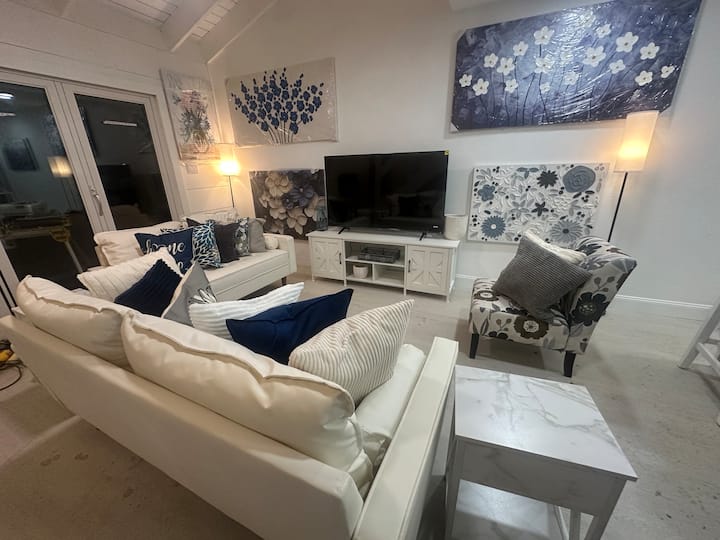 Convenient, Clean, Cozy, Contemporary, Chic Cabin - Tallahassee, FL