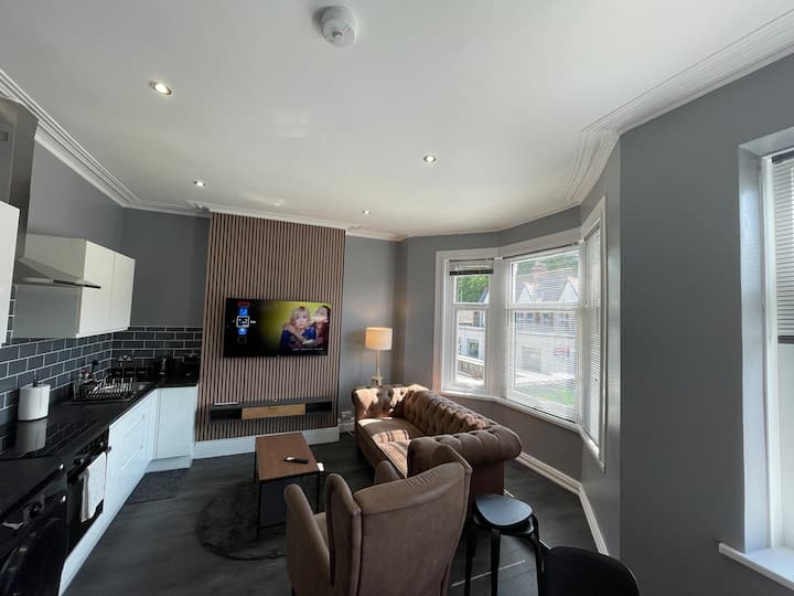 Modern 3 Bedroom Flat Close To Cardiff City Centre - Cardiff