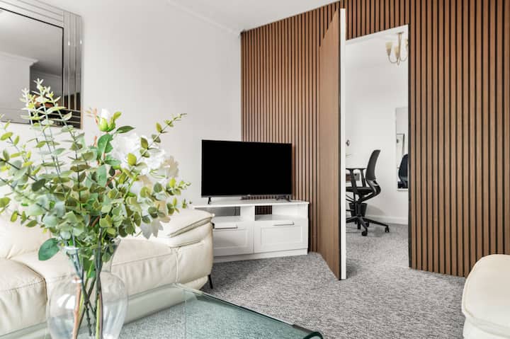 Stylish Apartment With Private Parking - Falkirk