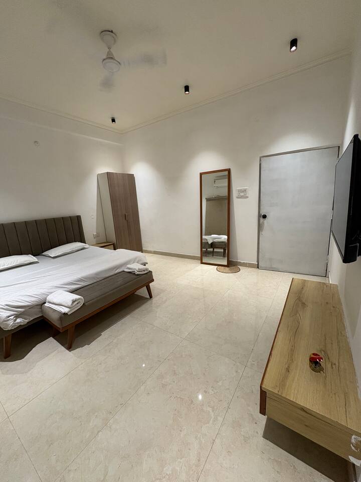 Stylish Boutique Stay |Shared Kitchen & Balcony - Prayagraj