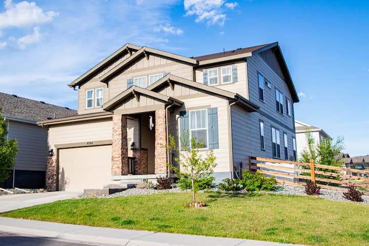 Spacious Aurora Home | 6br W/ Gym & Office - Aurora