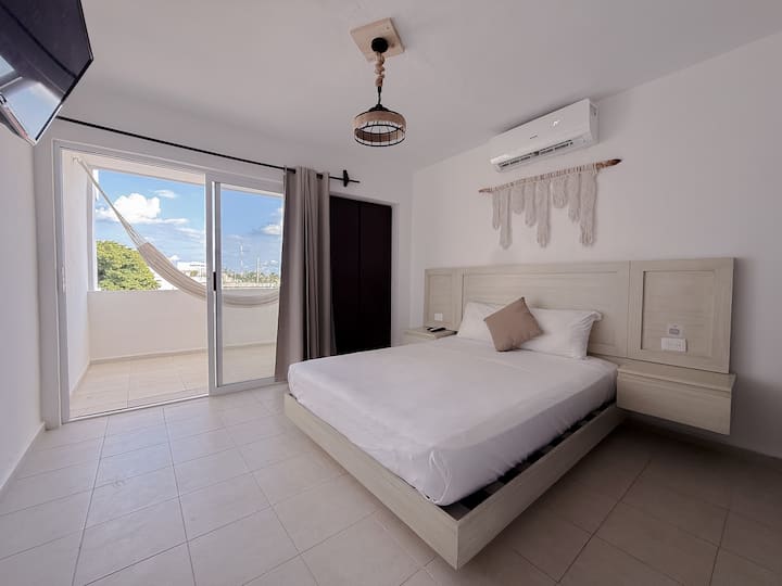 King Suite With Balcony Steps From The Beach - Isla Mujeres
