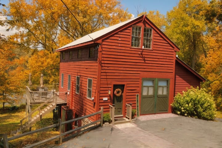 Hudson River Retreat, Water & Foliage Views - Greenwich, NY