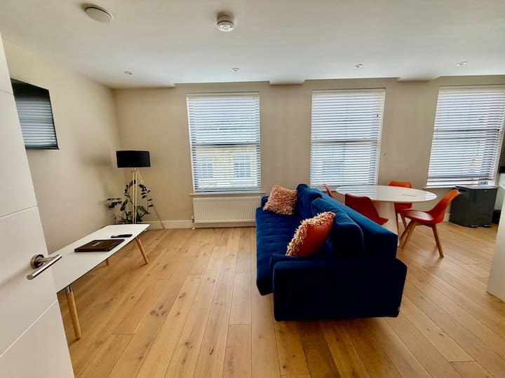 John Street- Modern Two Bed Flat Bath Centre - Bath