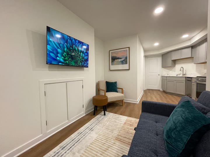 Polished Retreat In Central Dc Locale, W/ Parking. - Washington Navy Yard, DC