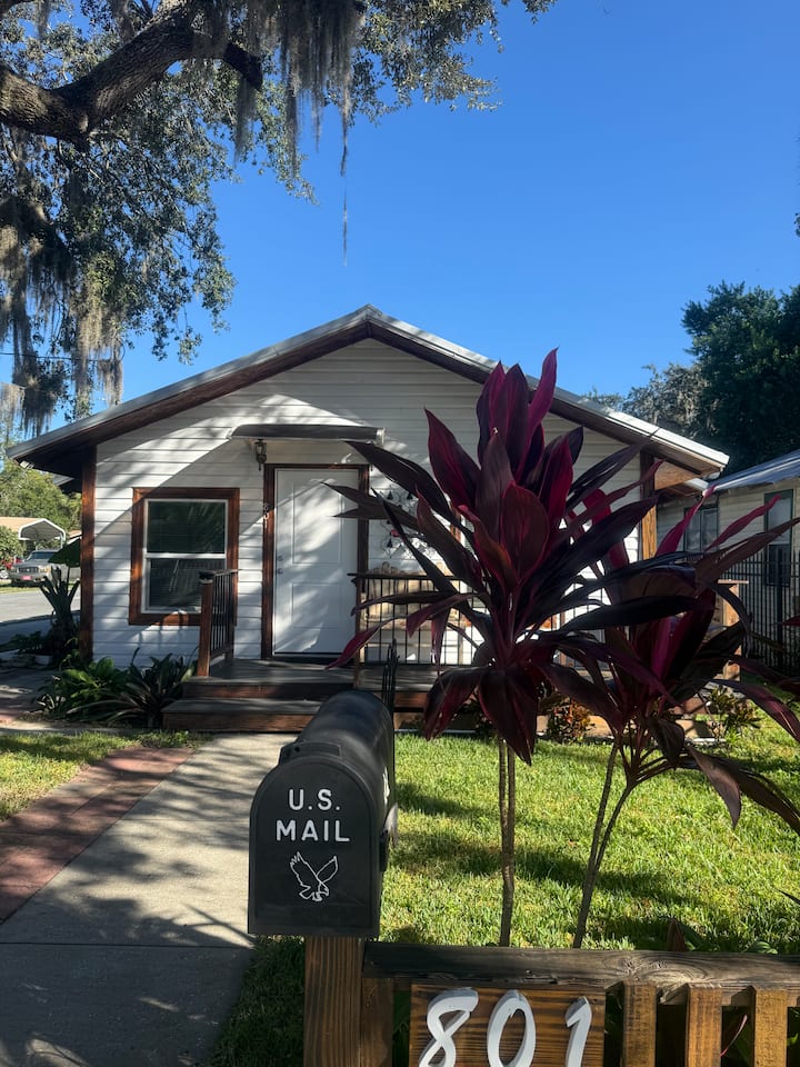 Cozy Wooden Cabin - Mount Dora