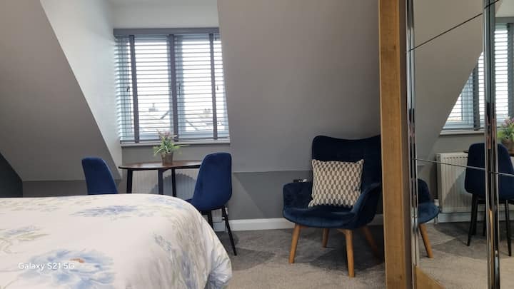 Causeway Rooms - Double Ensuite Bedroom With Bath - Ballymoney