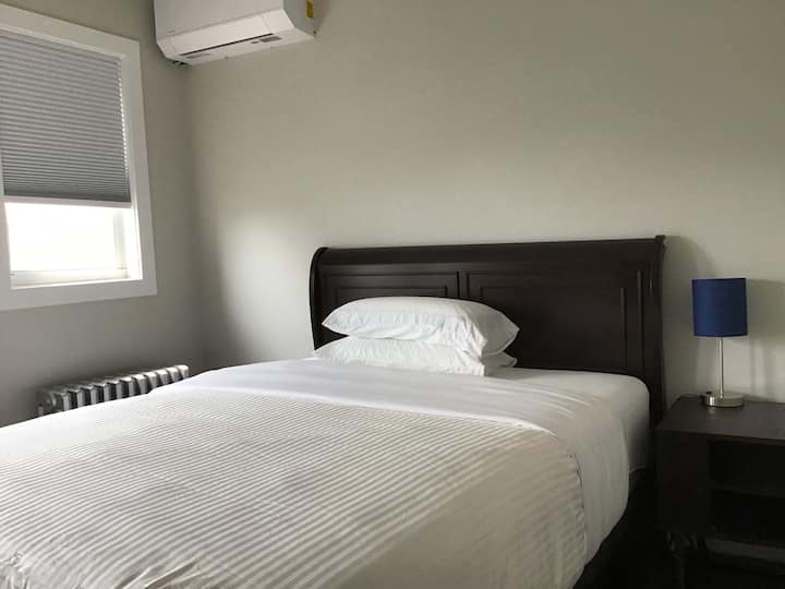 7 Gladstone Room 1 - Winthrop, MA