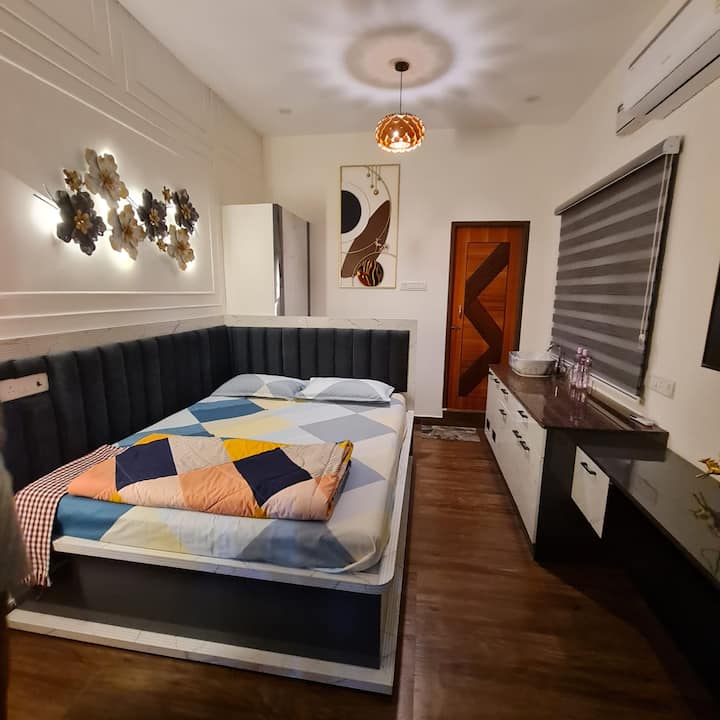 Stylish Penthouse W/ Private Balcony & Wi-fi - Csennai