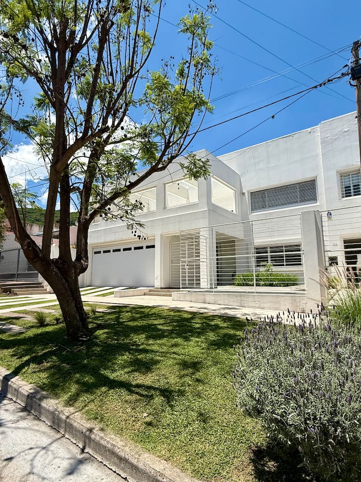 Casa Exclusiva En La Mejor Zona - Salta