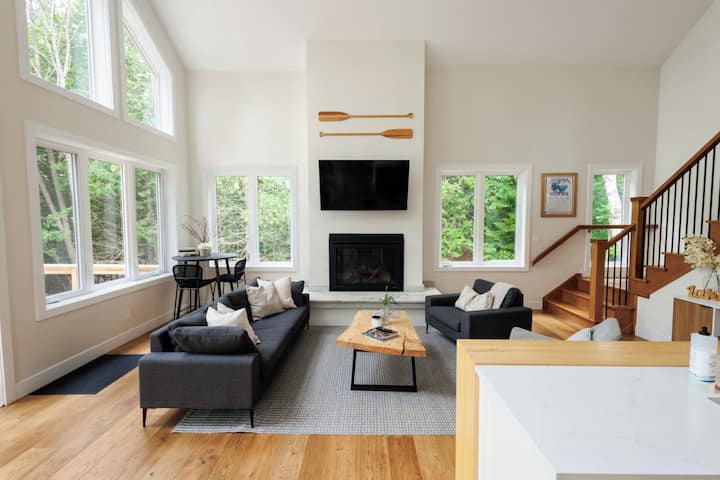 Sutton Lakehouse On Three Mile Lake In Muskoka - Huntsville