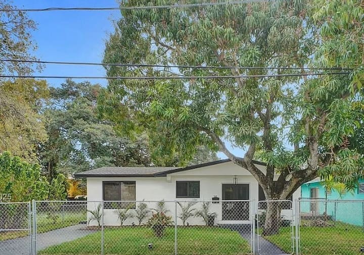 Entire House In Miami - Miami, FL